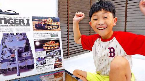 萌娃硬核开箱!当军事迷宝宝遇上巨型坦克模型,组装现场堪比大片