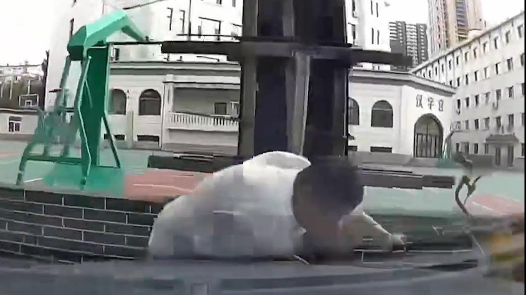 因争道抢行起纠纷男子驾车怒撞骑行者 沈阳铁西警方:已刑拘