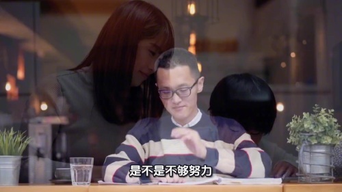 孩子成绩单下来那天,母子俩的紧张瞬间