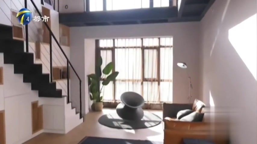 跃层这样设计,视觉效果宽敞又明亮,楼梯下面空间也能合理利用。