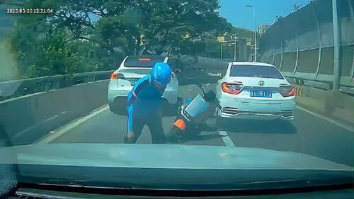 高架惊魂!电瓶车逆行狂飙,生死瞬间全记录