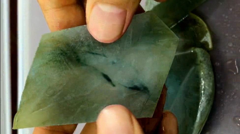 以小博大! 2200收的翡翠原石, 切出了一个大惊喜!