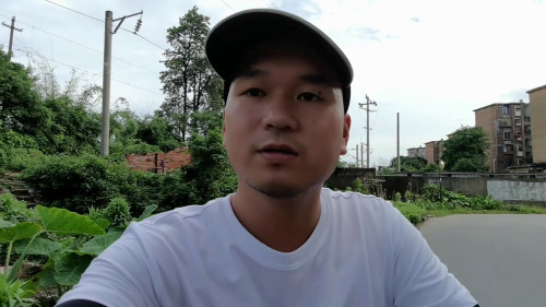 小张今天和领导辞职,领导没批准,一直挽留我