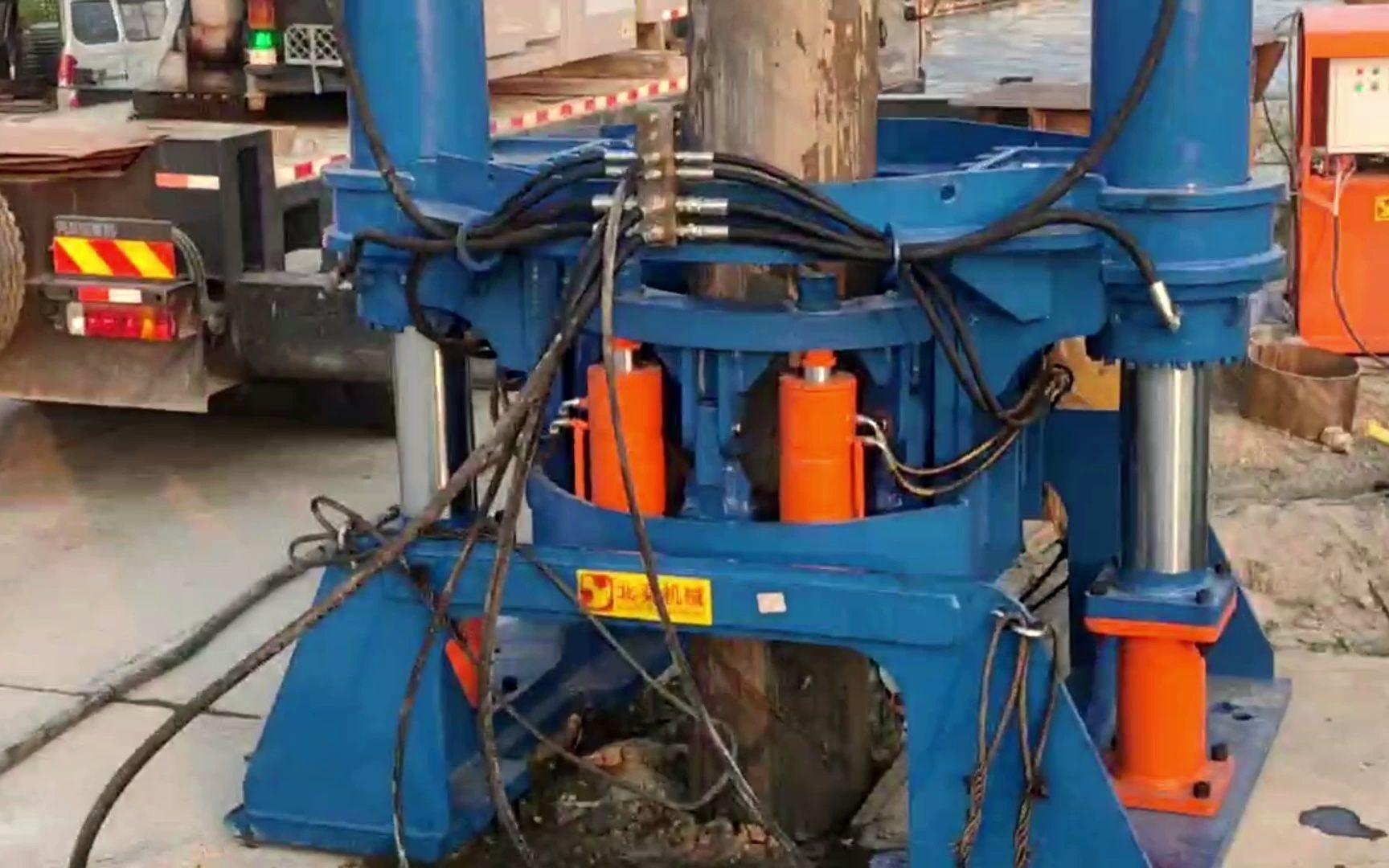pc工法桩拔管机施工,解决工程拔桩难题!
