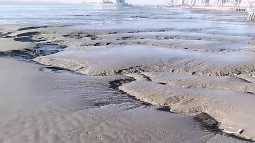 由于水资源过度的开发,现在大桥下面全部干涸了,节约用水刻不容缓了