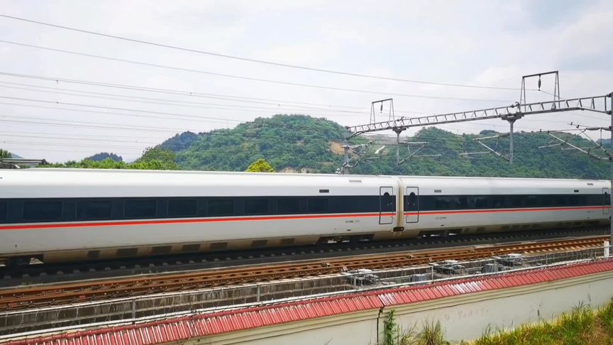 六种型号时速350公里的高速动车组列车,服务于祖国的大好河山。