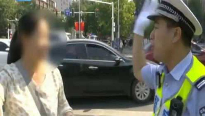 大姐闯红灯自称正常走,交警搞笑执法:你正常走所有车都不正常呗