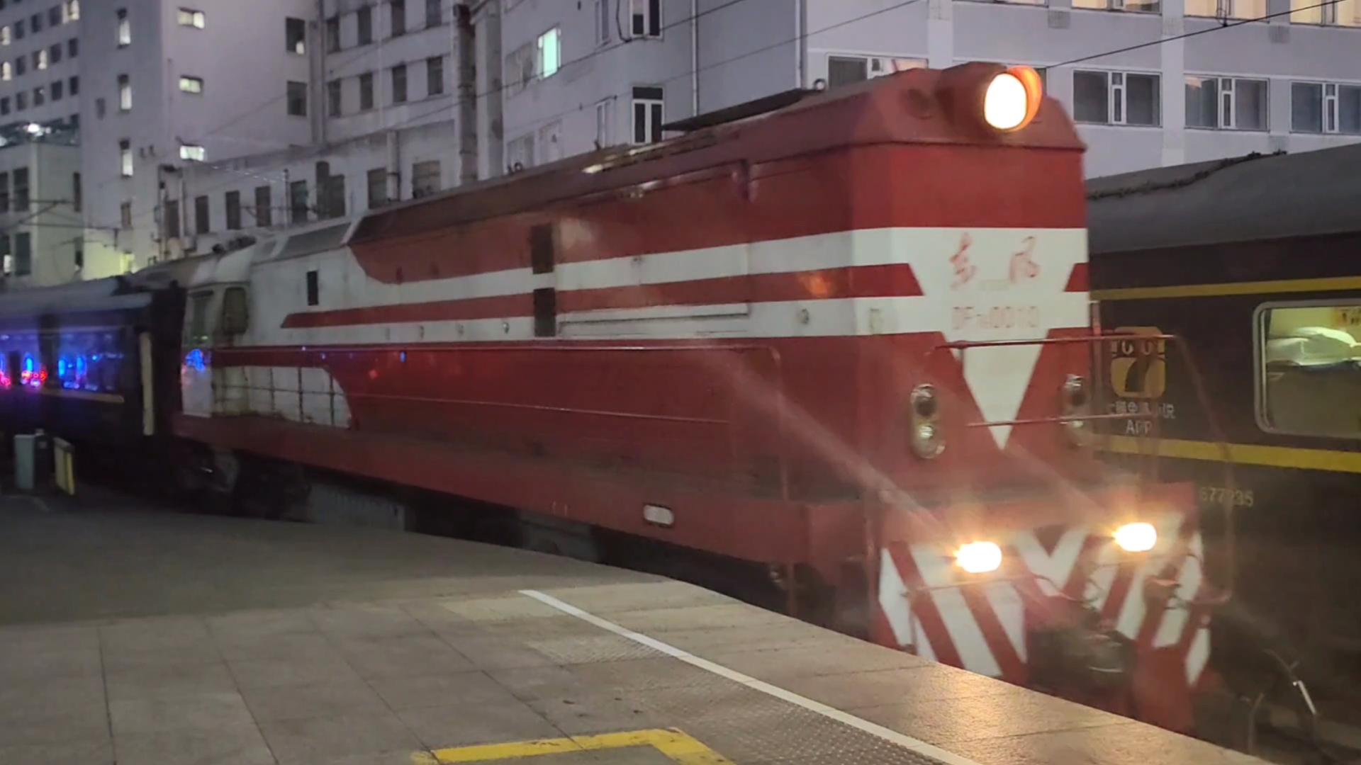 DF7G调机牵引Z164次列车车底出库进上海站