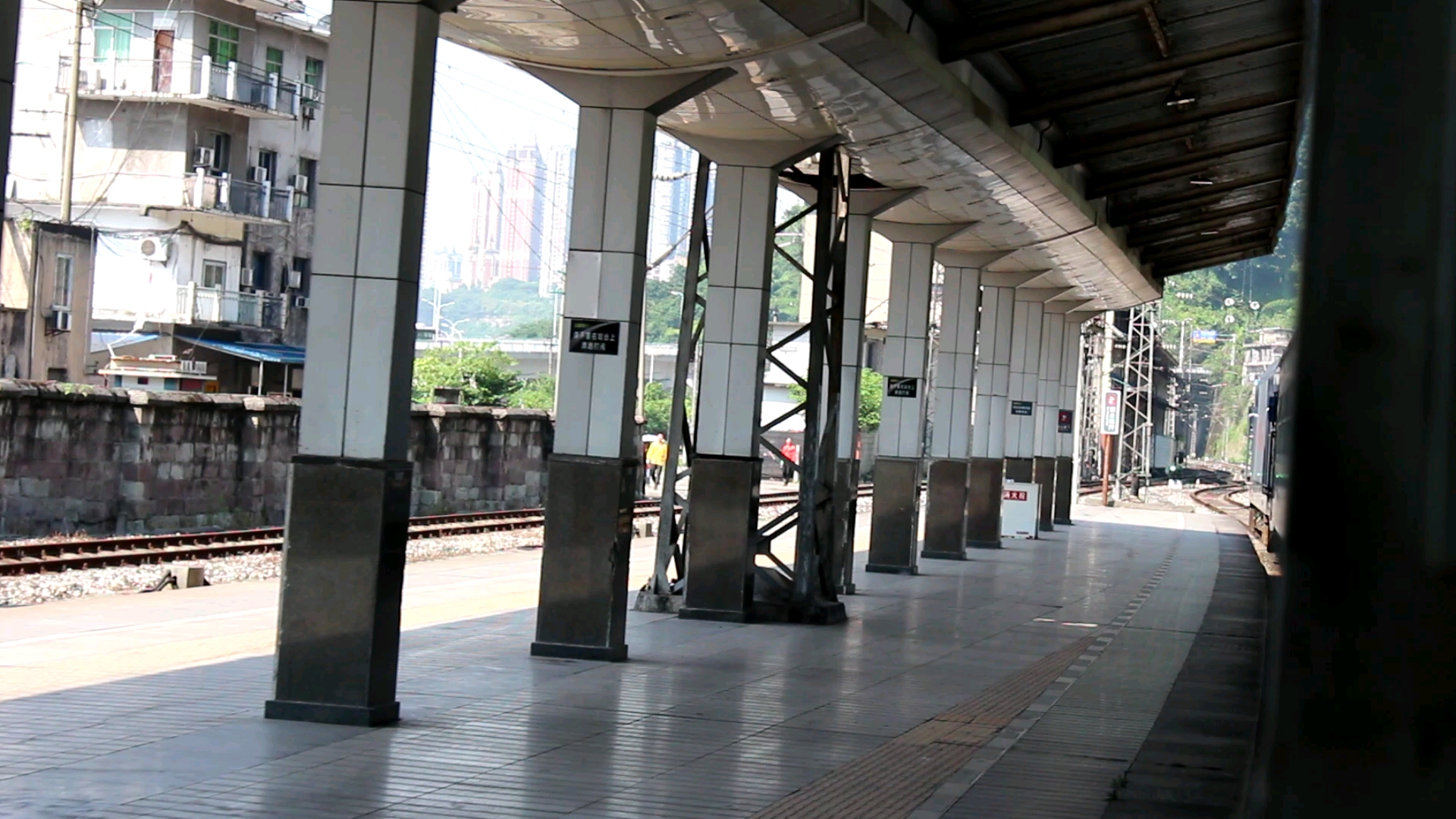 5612次列车出重庆站