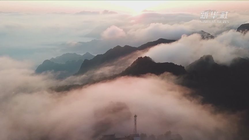 湖南张家界:流云飞瀑沐晨光