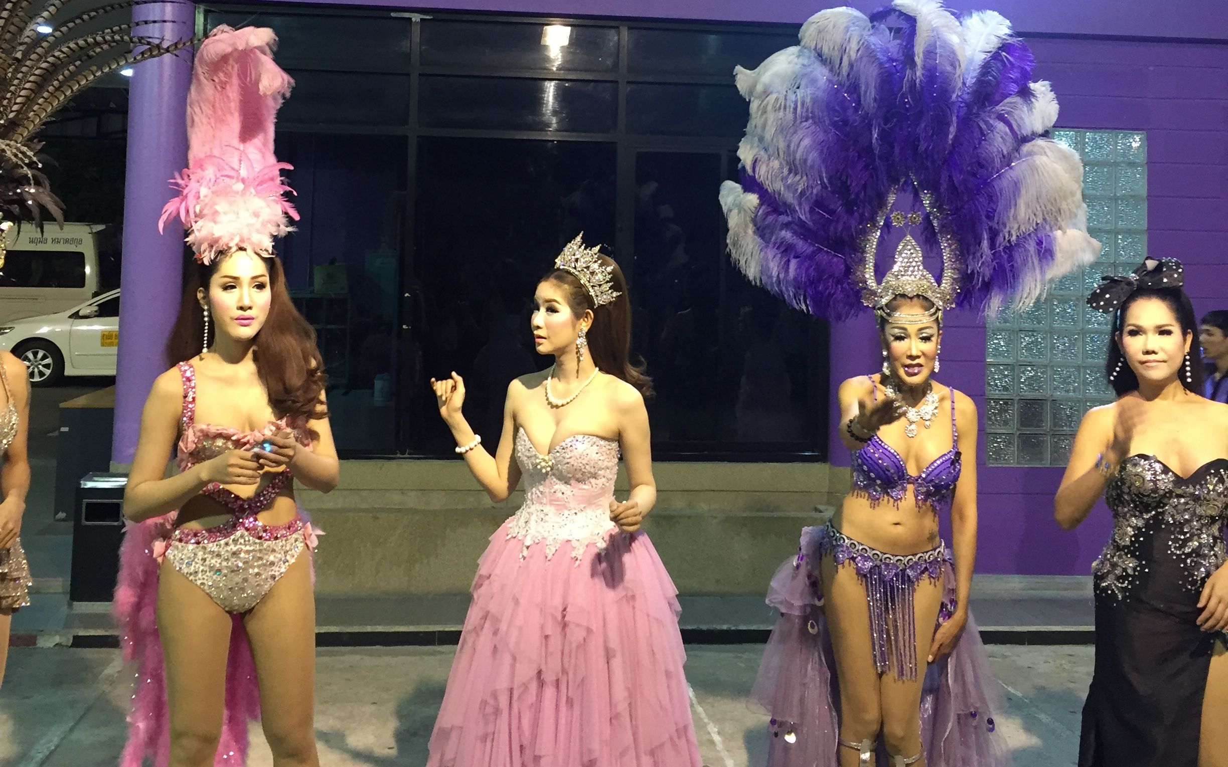 带你体验泰国红灯区,还有真实的ladyboy人妖秀,千万别错过。普吉岛芭...