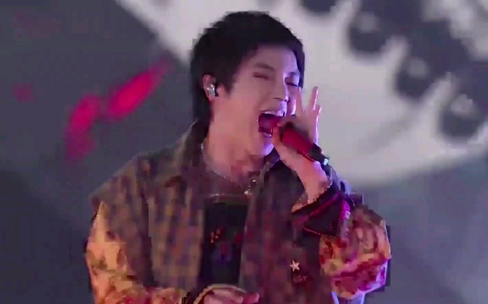 华晨宇在湖南卫视跨年演唱会现场演绎多重人格,现场800多台S-1000频...