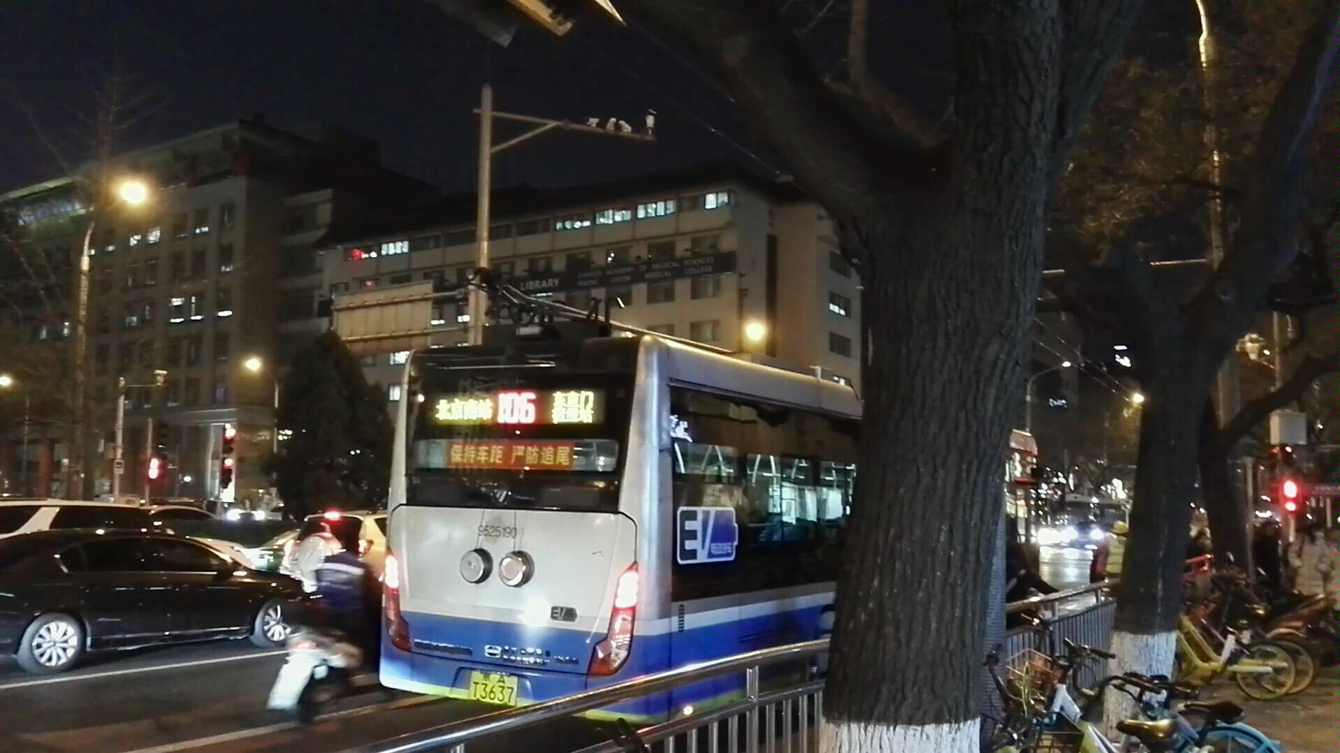 魔改跟摆设似的。北京公交106路无轨电车 魔改版FK 升杆失败记录
