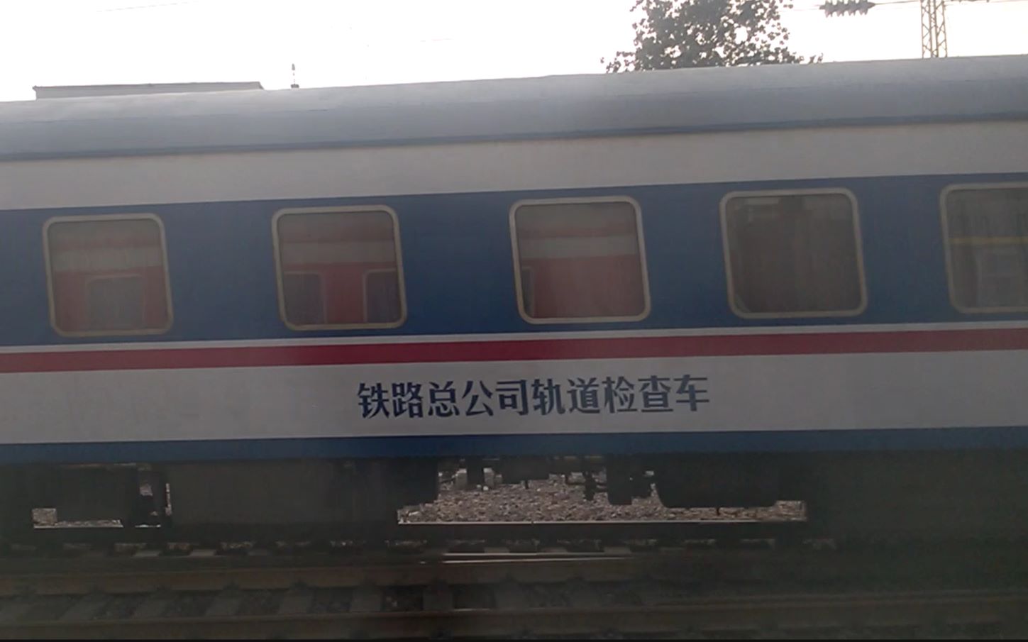 k472次红河号民族文化列车尾部附挂铁路总公司轨道检查车2016.8.11