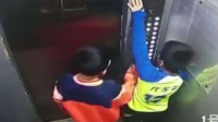 太危险! 四川熊孩子电梯里乱按按钮, 还用灭火器喷射嬉闹