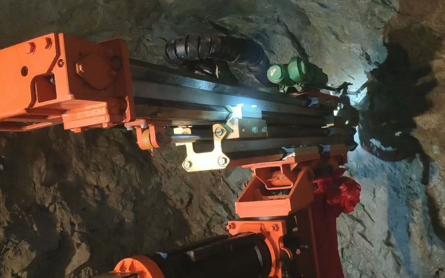 鑫通单臂凿岩台车在矿山中施工视频矿山掘进设备