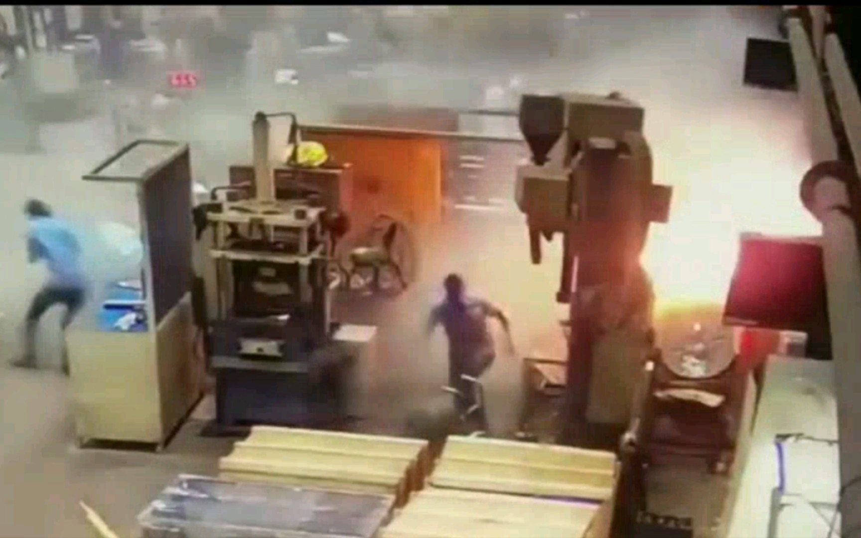 压铸机液压管崩脱爆炸起火事故