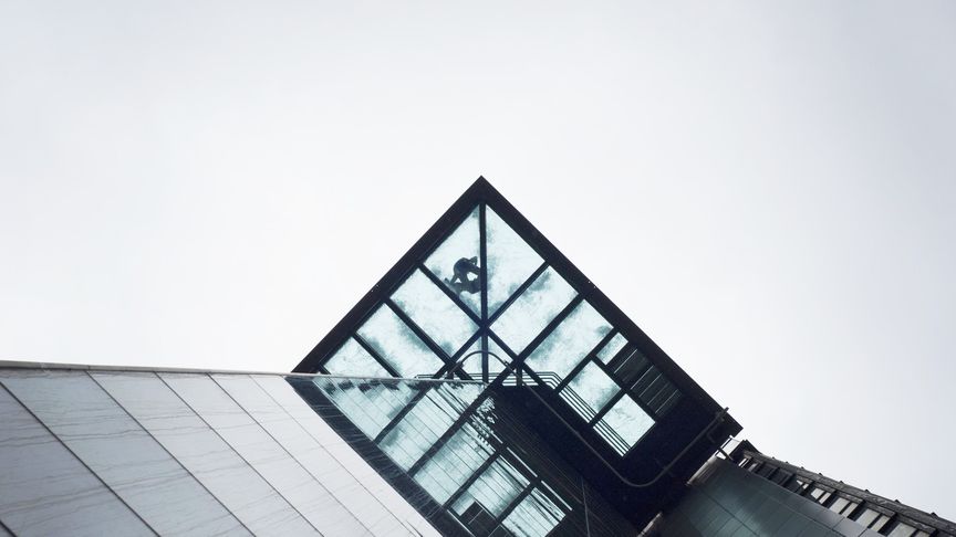 随行电缆难布设,无线网桥成本高,摄像头配无线中继器颠覆来袭