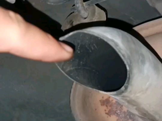 排气管黑成这样要注意了