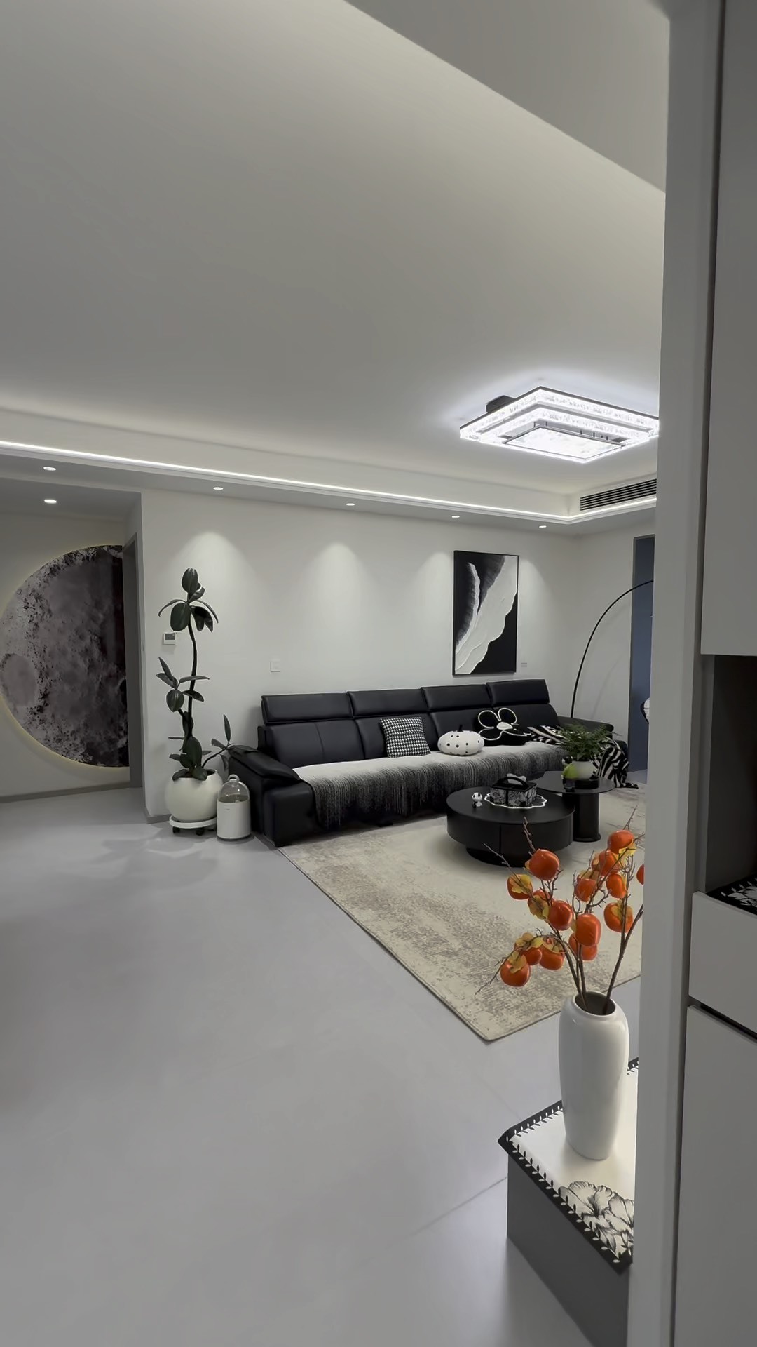 进门就是大客厅,太喜欢了!我家最中意的就是客餐厅,黑白灰高级