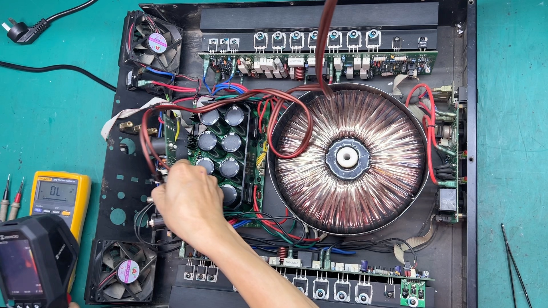 专业功放开机亮故障灯和声音小故障维修案例