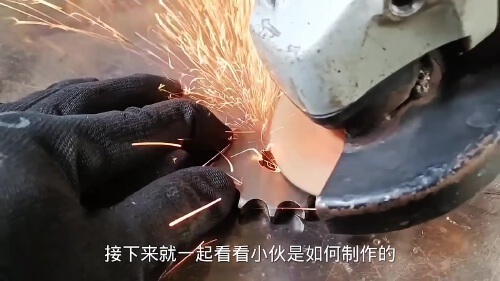 小伙用两个齿轮就制作出小巧实用的手摇钻