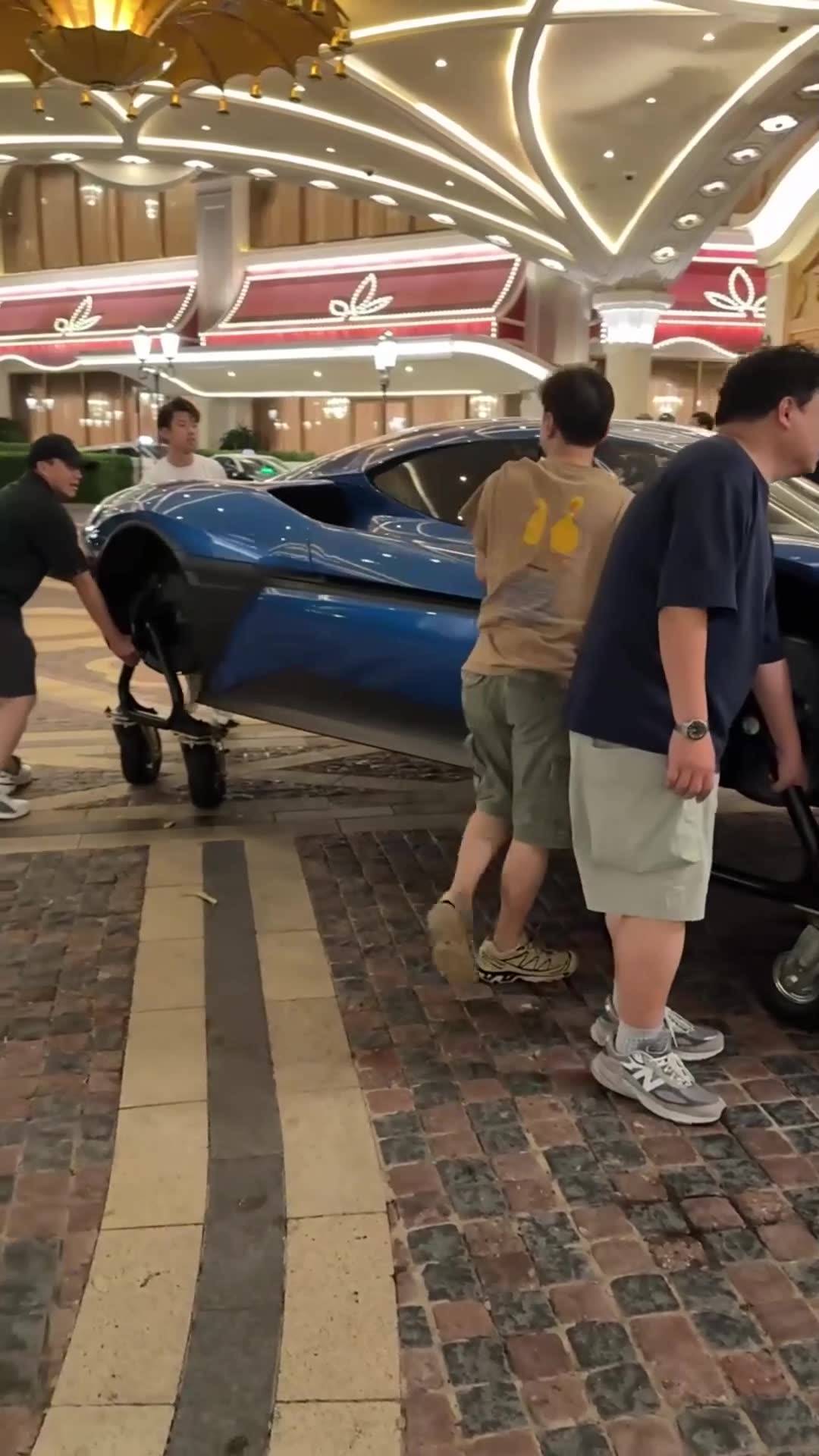 难怪豪车里程数都低,原来出门都是靠人推着走