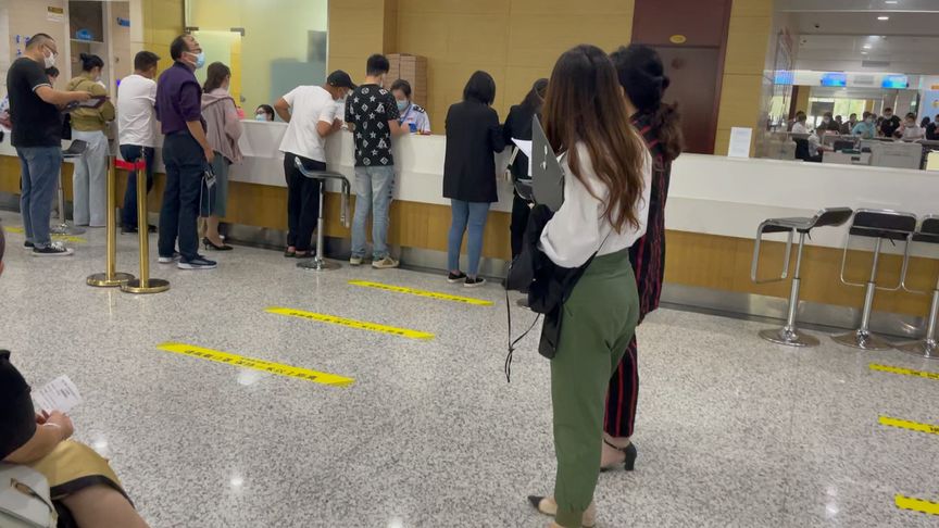 小县城的不动产登记中心,人还是不少的