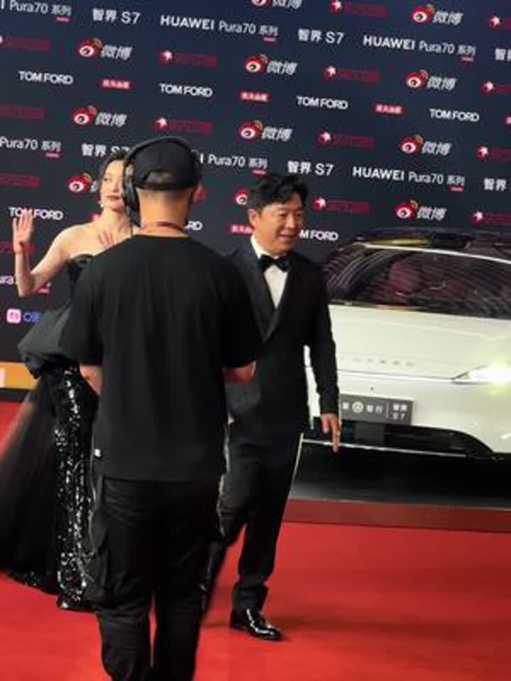 #黄渤 #倪妮 亮相微博电影之夜红毯,倪妮真的好美,白的发光,黄渤也很帅
