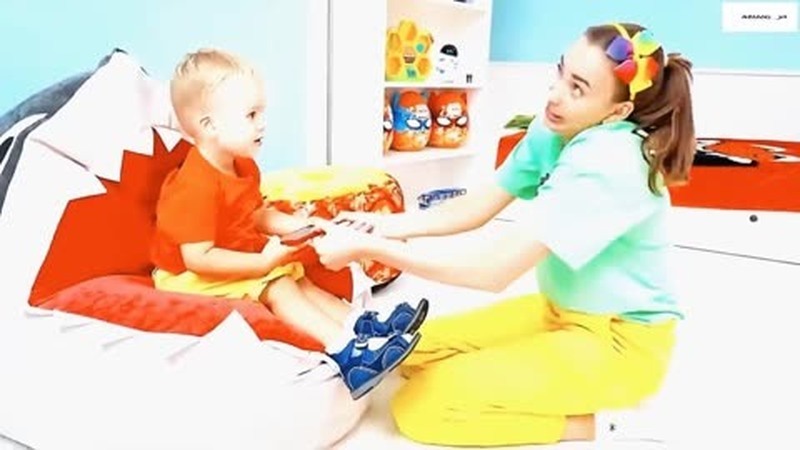 儿童有趣故事男孩们一直玩手机,妈妈通过做游戏来和孩子们互动+飞镖...
