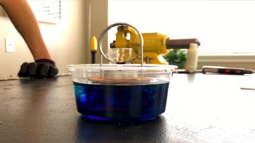 蒸汽机是怎样工作的?把装满水的铝管放蜡烛上,有趣的现象发生了