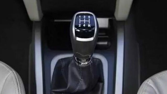 手动挡车等红灯应该如何挂挡?挂空挡还是一档好?