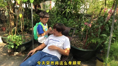 搞笑挠脚心挠痒痒熊孩子突然间变成乖巧孝顺伺俸妈妈洗脚了