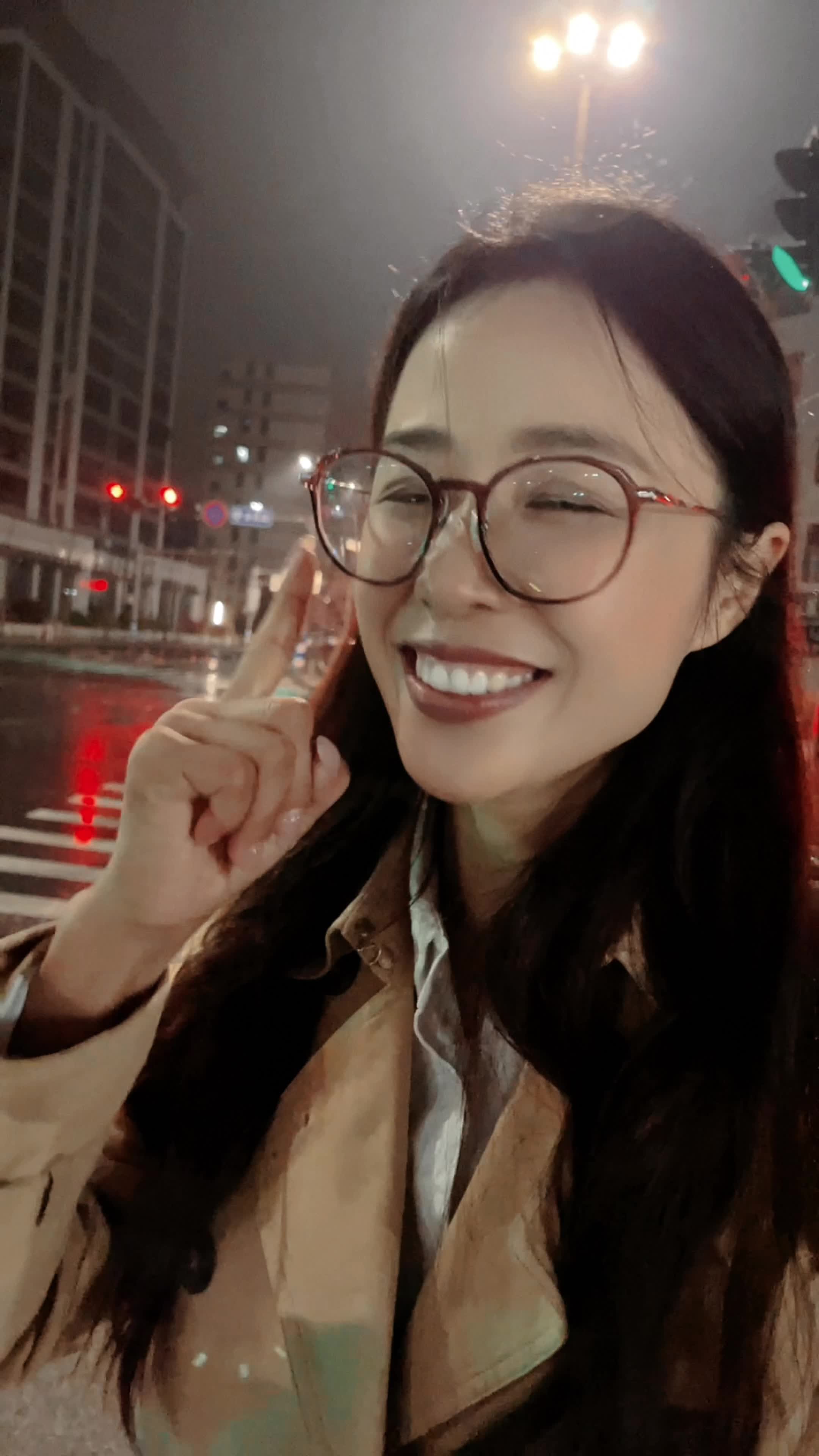 都说中年人油腻 谁年轻的时候没有清爽过 都说中年人猥琐 谁年轻的...