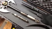 开箱一套收藏版刺客信条兵器装备，每一把造型都与众不同，太酷了