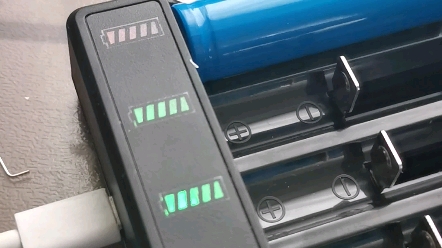 带抛壳的充电器