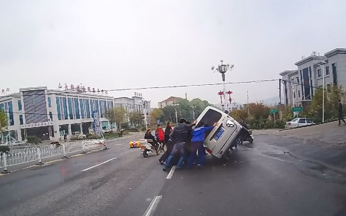 交通事故合集:大货车避让三轮车导致侧翻,大家怎么看?