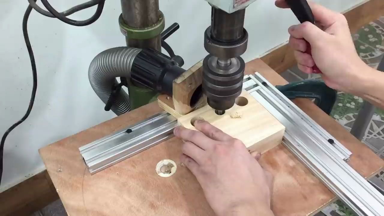 制作自定心定位钉夹具Making Self Centering Doweling Jig