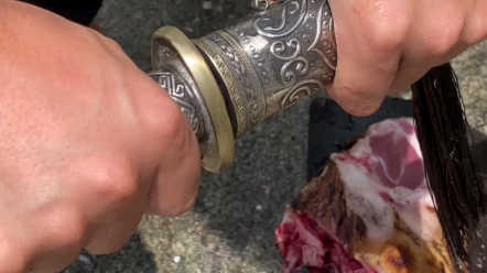 弹簧钢硬度测试,谁说弹簧钢硬度不够?砍个小小的猪头,完全没有问题