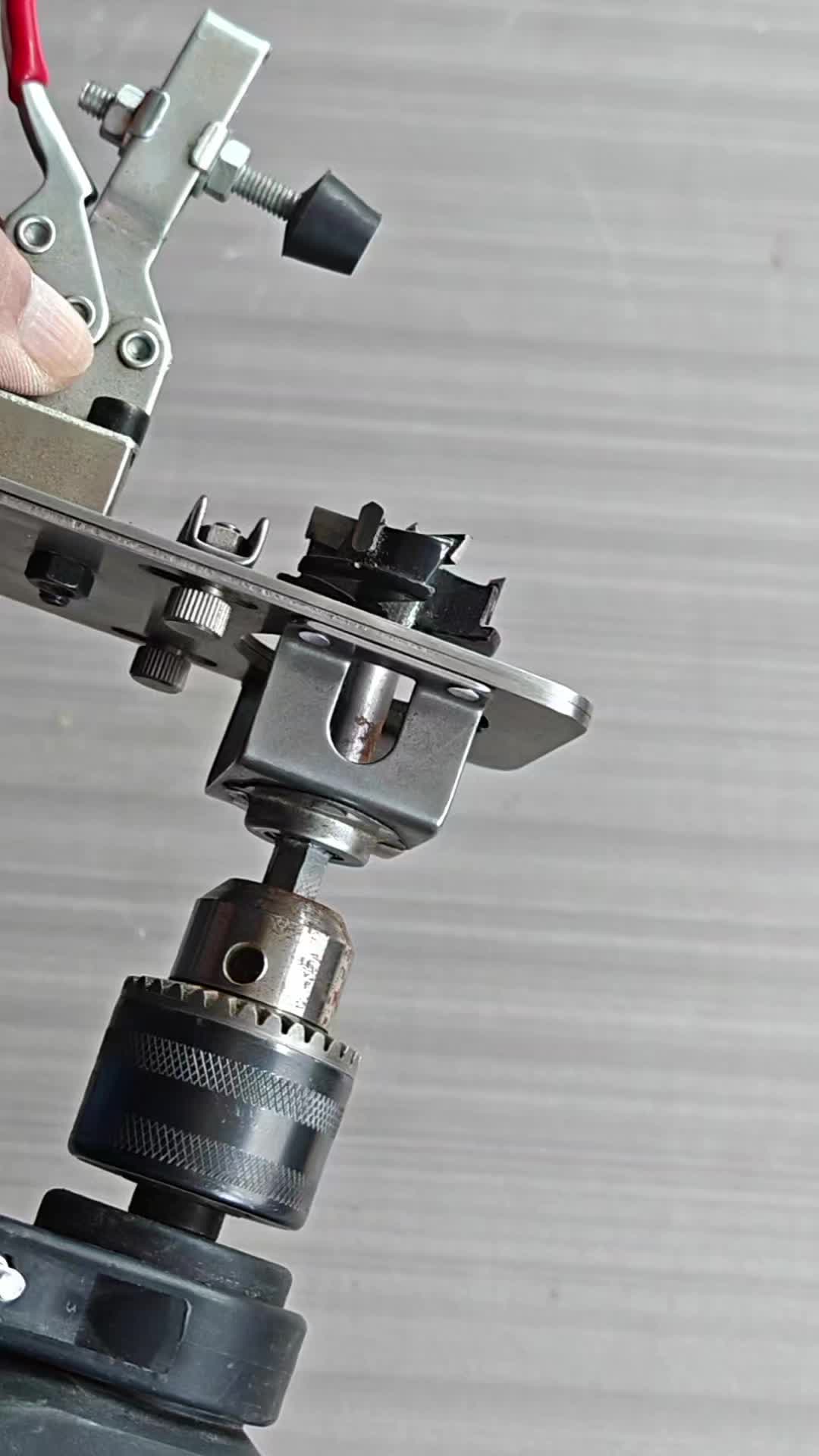 快速夹定位铰链开孔器,不打滑,不偏位。自动限位功能不会把门板打穿...