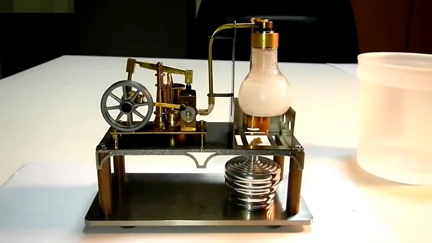 精美的蒸汽机模型,水一烧开它就转!