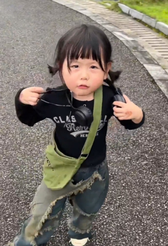 千万粉丝网红"瑶一瑶"陷摆拍争议,母亲致歉:这件事是我的错,绝对会改的