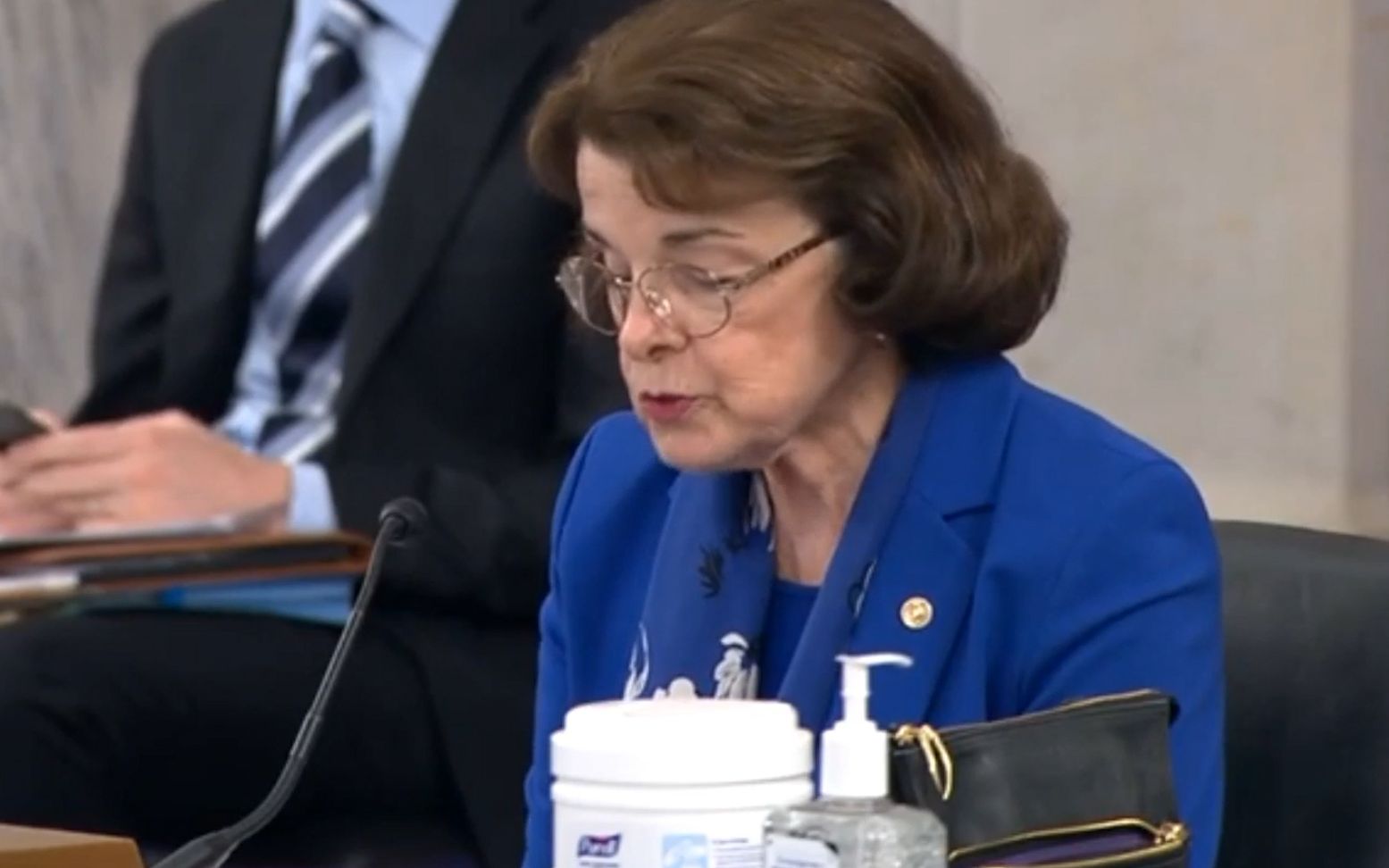 美国元老级女议员当众怒怼高官 表情从容坚定用这样的话夸中国!