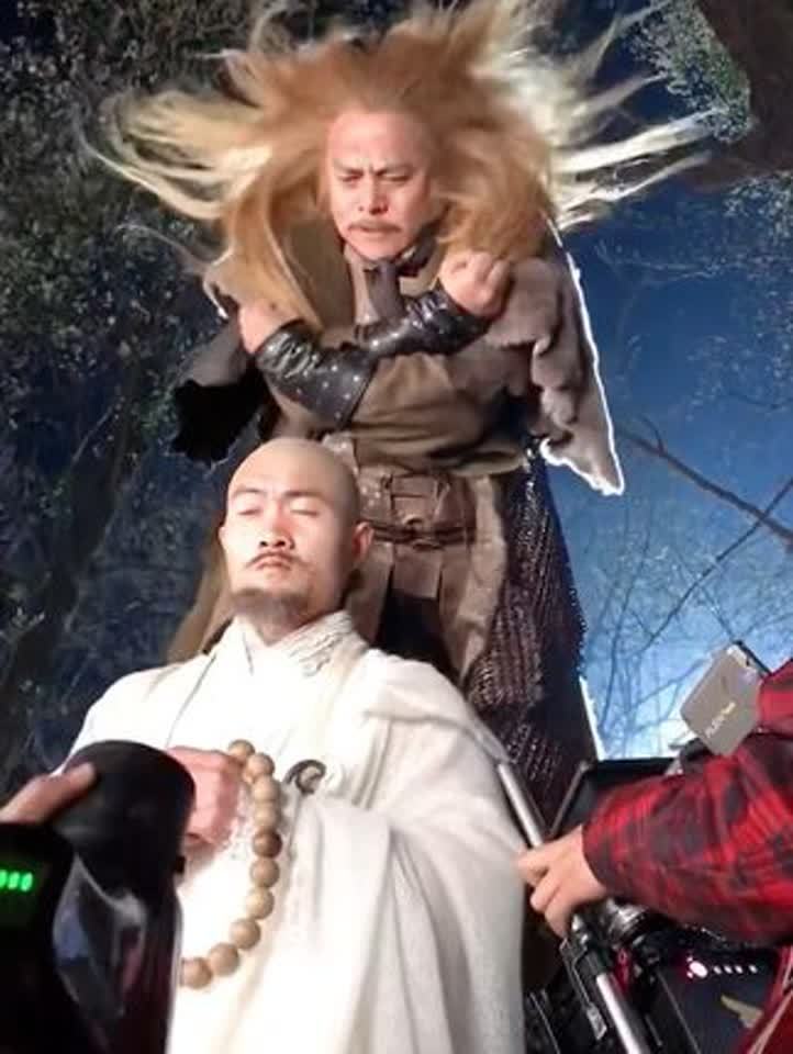 金毛狮王大战成昆谁更厉害#危险动作请勿模仿