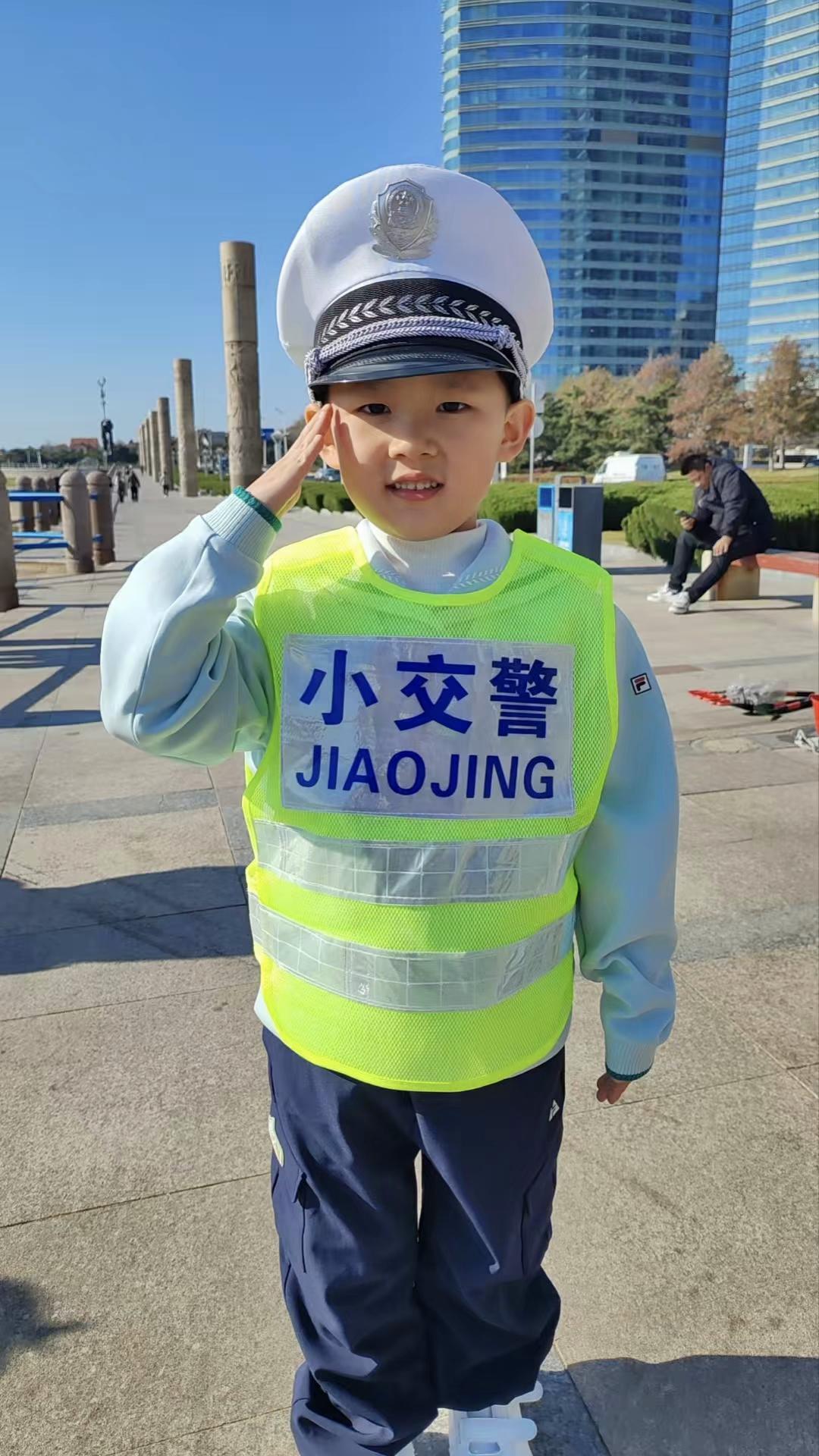 122交通宣传日宣传片拍摄花絮ߎ�小小交警敦儿在岗温馨提醒:“斑马...