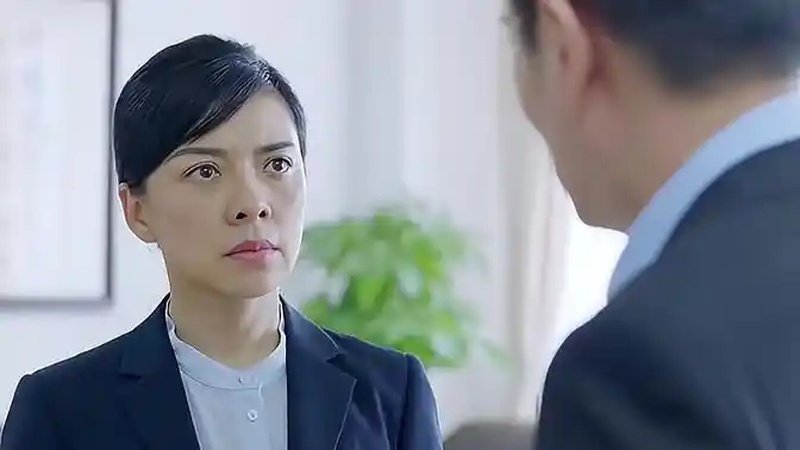 领导下乡检查,不幸被巨石砸中,这下麻烦了
