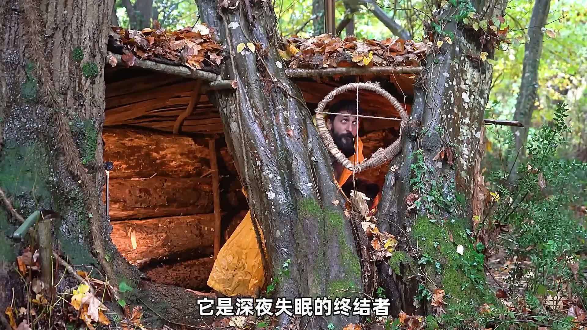 男人来到森林深处,徒手搭建温馨的小木屋