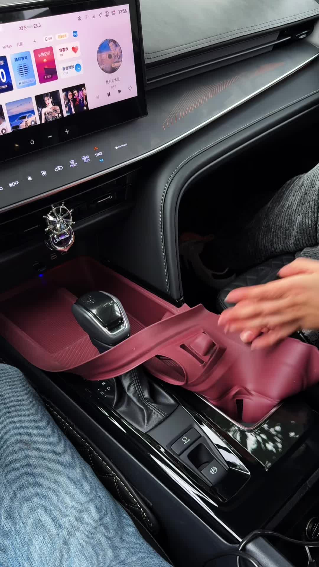 凯美瑞档位这里是烤漆工艺的,好看是好看,有划痕了,也糟心! 放个硅胶...