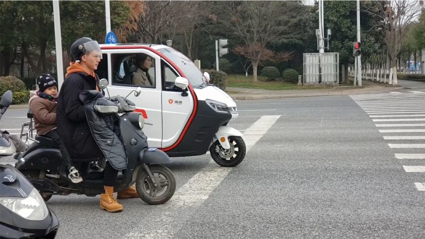 路上看到一个美女开了个带棚的雅迪