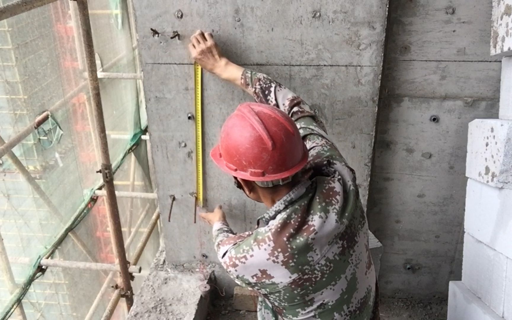 加气块施工要点,加气块砌墙挂线技巧,线锤根据平水线按要求做好点